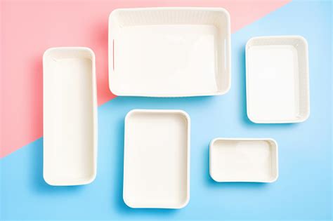 분홍색과 파란색 배경 상단 보기에 옷을 저장하기위한 다양한 크기의 플라스틱 상자 바구니에 대한 스톡 사진 및 기타 이미지 바구니 저장고 일터 저장고 제작물 Istock