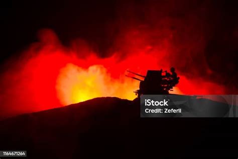 Konsep Perang Siluet Militer Bertempur Adegan Di Latar Belakang Langit Kabut Perang Foto Stok