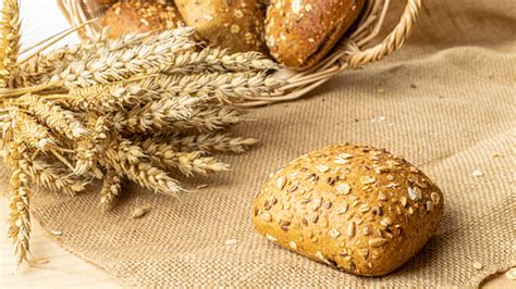 집에서 구운 빵 거친 빵과 부스러기가있는 호밀 빵집 천연 면 배경에 밀 곡물 귀 또는 스파이크 식물신선한 소박한 전통 빵 베이커리 제품 라벨용 디자인 요소 0명에 대한 스톡