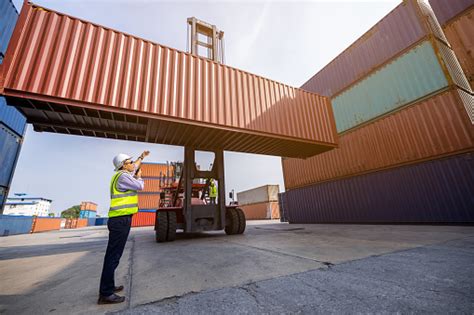 미국 의 이직자 노동자의 초상화는 도보 지역 물류화물 컨테이너 비즈니스 서비스 및 산업 수입 수출 광각 보기 샷의 민속 생활 적재 컨테이너 상자를 제어하는 무전기 를