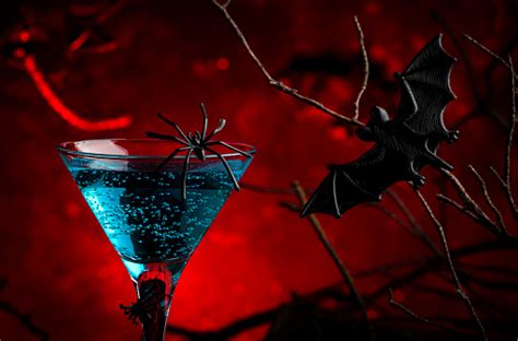 할로윈 마녀 물약 알콜 칵테일 무서운 짙은 붉은 배경에 꼬인 가지 박쥐 돌 및 거미 파티를위한 축제 음료 Gin Tonic에 대한 스톡 사진 및 기타 이미지 Istock
