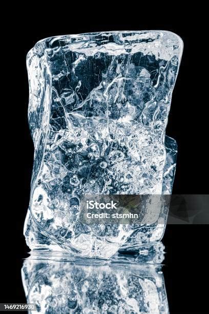 반사가 있는 검은색 미러링 표면에 맑은 서리가 내린 질감의 천연 얼음 블록 0명에 대한 스톡 사진 및 기타 이미지 0명 검정색 배경 겨울 Istock