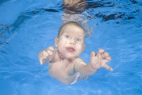 La Niña Aprende A Nadar Bajo El Agua Niña Nadando Bajo El Agua En La