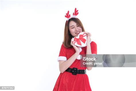 흰색 바탕에 산타 클로스 복장에 아시아 여자의 초상화 선물 선물 상자 소녀입니다 크리스마스 휴일입니다 메리 크리스마스 축 하입니다 12월에 대한 스톡 사진 및 기타 이미지