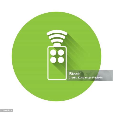 긴 그림자로 격리된 카메라 아이콘의 화이트 리모컨입니다 멀리서 카메라로 작업할 수 있는 보조 장치입니다 녹색 원 버튼입니다 벡터 아이콘에 대한 스톡 벡터 아트 및 기타