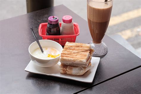 카야 토스트 커피 빵 반 삶은 달걀 싱가포르 아침 식사 계란 설탕 코코넛 밀크로 만든 현지 잼을 곁들인 아이스 커피와 빵 토스트 버터에 대한 스톡 사진 및 기타 이미지