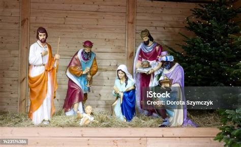 아기 예수 그리스도 마리아 요셉 및 세 명의 동방 박사가있는 전통적인 크리스마스 탄생 장면 0명에 대한 스톡 사진 및 기타 이미지 Istock