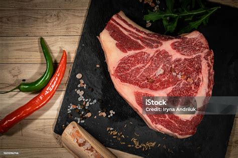 나무로 된 소박한 배경에 향신료와 히말라야 소금을 곁들인 신선한 생 쇠고기 스테이크 건강하고 유기농 식품 개념입니다 뼈에 대한 스톡 사진 및 기타 이미지 Istock