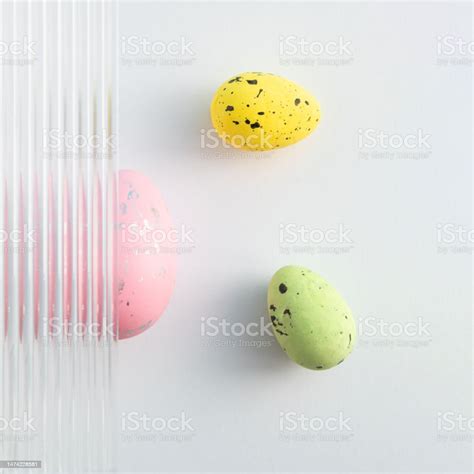 회색 배경에 파스텔 그린과 핑크 부활절 달걀로 만든 현대적인 구성 양각 유리 질감 배경입니다 최소한의 축제 개념 추상 부활절 카드 공간을 복사합니다 가지 채소에 대한 스톡