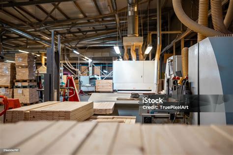 갓 자른 목재 패널이 쌓여 있는 대형 목공 공장으로 밝은 제조 환경에서 산업 효율성과 정밀도를 보여줍니다 0명에 대한 스톡 사진 및 기타 이미지 Istock