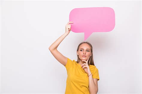 흰색 배경에 고립 된 텍스트에 대한 분홍색 거품을 들고 젊은 아름다운 소녀 대화 풍선 문자 기호에 대한 스톡 사진 및 기타 이미지 대화 풍선 문자 기호 만화 사람들