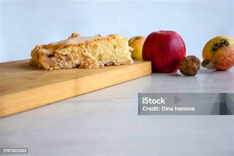 신선한 사과와 호두로 둘러싸인 흰색 테이블의 나무 도마에 전통적인 추수 감사절 사과 계피 파이 조각 가을 디저트 근접 촬영 공간을 복사합니다 0명에 대한 스톡 사진 및 기타