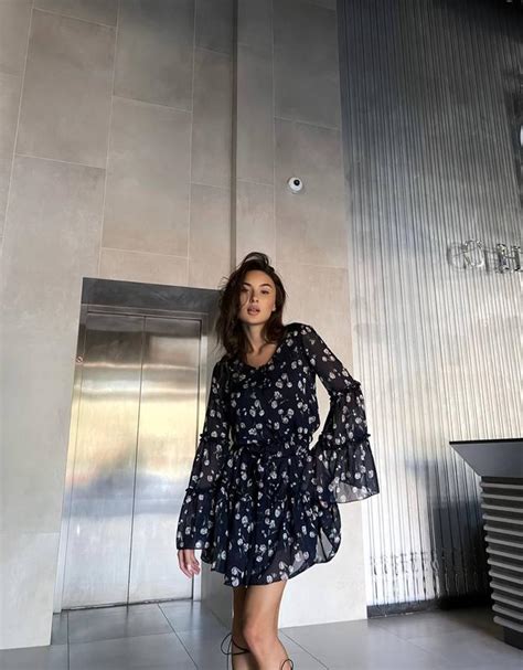 Сукня з воланами рюшами — ціна 929 грн у каталозі Короткі сукні Купити жіночі речі за доступною