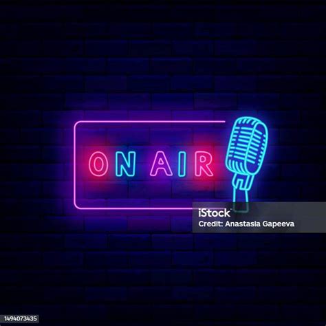 라이브 온 온 에어 네온 배너 마이크가 있는 반짝이는 프레임 레코드 스튜디오 엠블럼 벡터 스톡 일러스트레이션 공중에 대한 스톡