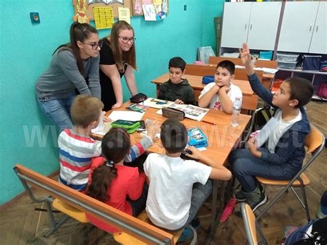 Гимназисти от СУ „Вела Благоева“ обучават по малки ученици как да се справят с тормоза в училище