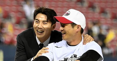 포토 쑥쓰러운 이대형 해설위원 오지환 슈퍼소닉 포즈에 웃음이