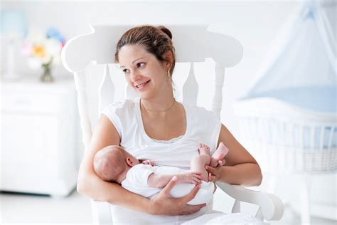 10 Helpful Tips For New Breastfeeding Moms