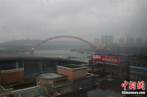 武汉遭遇大雨 内涝严重行车如行船 中新网