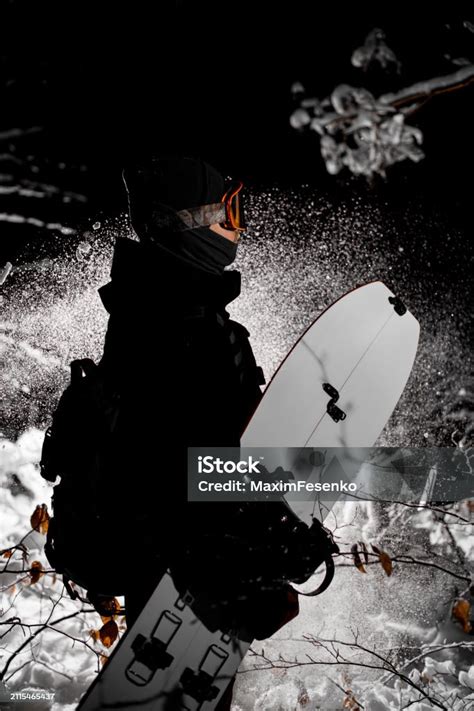 젊은 남성 스노보더가 스플릿보드를 손에 들고 카메라를 향해 옆으로 서 있다 사진 이미지에 대한 스톡 사진 및 기타 이미지 사진 이미지 스노우 보드 가루눈 Istock