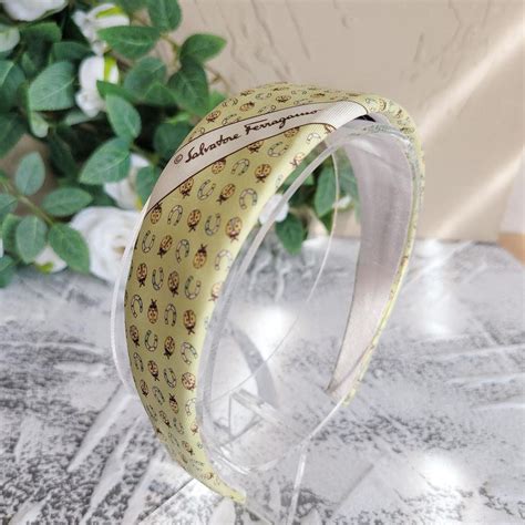 페라가모 4cm 업사이클링 머리띠 파스텔연두 정품 링 세컨웨어헬로마켓