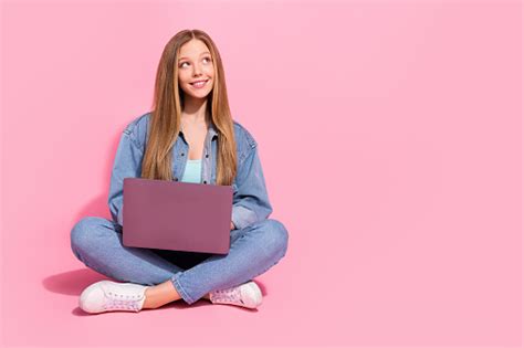 트렌디한 옷을 입은 긍정적인 매력적인 소녀의 사진은 분홍색 배경에 격리된 빈 공간을 바라본다 12 13세에 대한 스톡 사진 및 기타 이미지 Istock