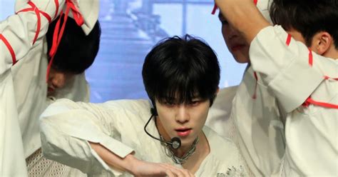 포토 멋진 무대 선보이는 가수 김우석