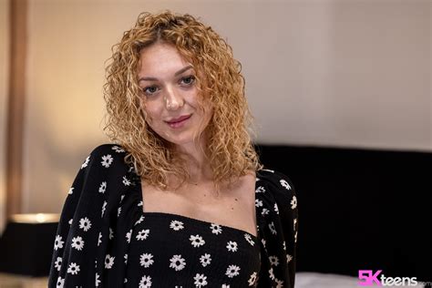 Horny Young Babe Isabella De Laa Shoves A Big Dick Down Her Wet Pussy