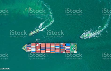 수입 수출 상품을위한 컨테이너를 운반하는 화물선의 공중 평면도는 화물장 항구에서 고객에게 보내고 예인선 개념 물류 및 공급망으로 실행됩니다 0명에 대한 스톡 사진 및 기타