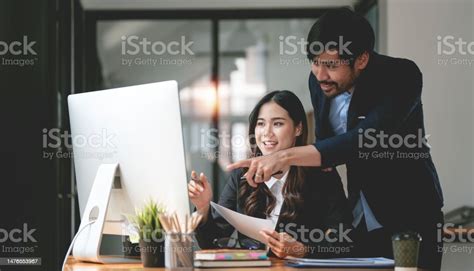 프로젝트에서 함께 일합니다 컴퓨터에서 일하는 두 명의 젊은 비즈니스 동료 복사 공간 2명에 대한 스톡 사진 및 기타 이미지 2명 가리키기 경영자 Istock