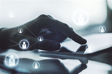 손가락이 있는 소셜 네트워크 개념은 배경에 디지털 태블릿을 클릭합니다 다중 노출 가상현실에 대한 스톡 사진 및 기타 이미지 가상현실 개념 개념과 주제 Istock