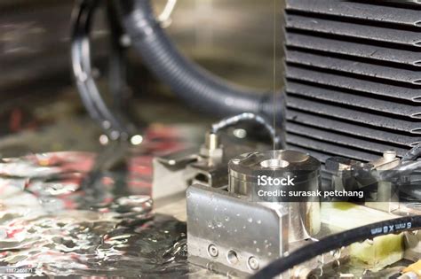 제조 공정에서 Cnc 와이어 절단 기계에 의한 첨단 기술 및 정밀 금형 절단 기계 가공에 대한 스톡 사진 및 기타 이미지 기계 가공 Cnc 장치 정확성 Istock