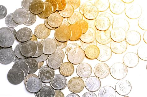 흰색 바탕에 인도 루피 동전 프리미엄 사진