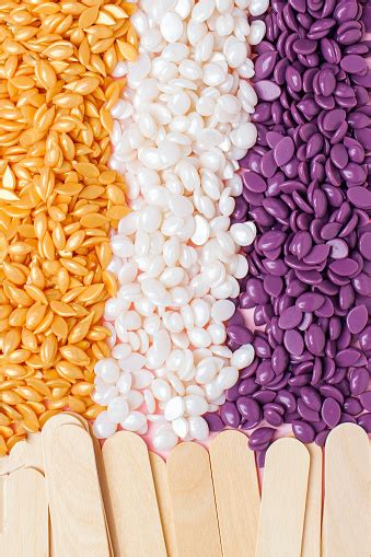 나무 막대기 주걱 화려한 진주 곡물의 제모 배경 텍스처 왁스 복사 공간 배너 전단지 쿠폰 최소한의 질감 제모 왁싱 모발없는 매끄러운 피부의 개념 0명에 대한 스톡 사진 및