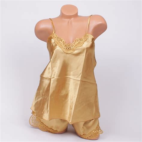 Сатенена пижама от две части в златист цвят с дантела Пижама Потник Две части