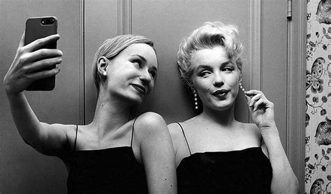 Ододтой селфиддэг бүсгүй