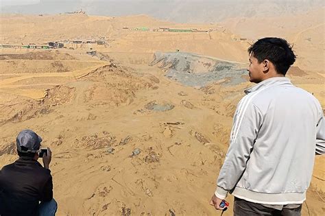 မြန်မာနိုင်ငံ ကချင်ပြည်နယ် ဖားကန့်ဒေသ ကျောက်စိမ်းတူးဖော်ရေးနေရာတစ်ခုတွင် နွံကန် ပြိုကျမှုကြောင့