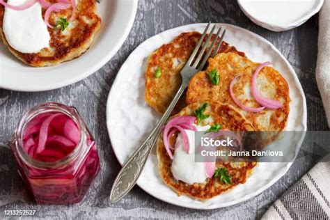전통적인 박스티 프리터 또는 라켓으로 만든 조식과 절인 양파 사워 크림이 함께 제공됩니다 아일랜드 북유럽에 대한 스톡 사진 및 기타 이미지 Istock