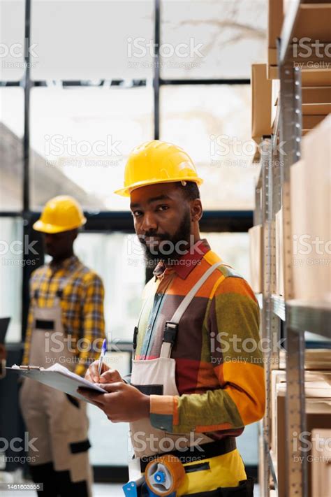 창고에서 상품 재고를 수행하는 아프리카계 미국인 물류 감독자 2명에 대한 스톡 사진 및 기타 이미지 2명 경영자 납품