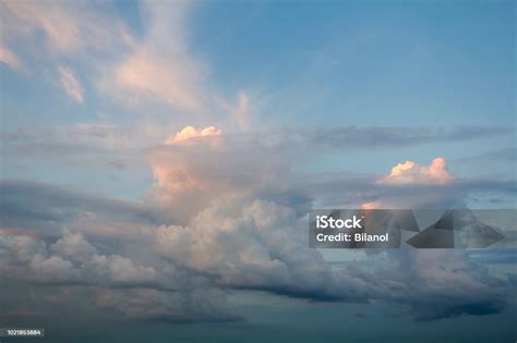 해돋이 또는 일몰에 하늘의 파노라마입니다 맑은 하늘에 밝은 주황색 노란 태양에 의해 점화 하는 어두운 파란색 구름의 아름 다운 보기 아름다움과 자연 기상 및 기후 변화