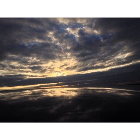 Отражение неба в воде на закате