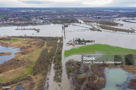 리즈 웨스트 요크셔캐슬포드 근처 앨러턴 바이워터 마을의 공중 드론 사진은 폭풍우가 몰아친 후 큰 홍수가 일어났을 때 에리 강에서