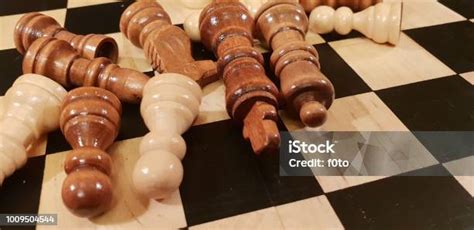나무 보드 게임 체스 게임 하는 방법 순발력과 다른 각도의 체스 세트 조각과 체스판 흰색과 검은색 수치 고 체스 게임의 보드 0명에 대한 스톡 사진 및 기타 이미지 Istock