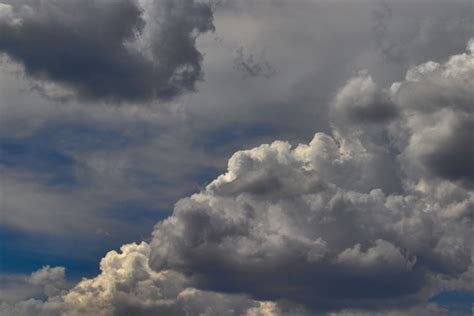 바람에 날린 적운 구름 밝은 가장자리와 그림자가있는 중앙 안개 낀 푸른 하늘 아래 떠 있습니다 0명에 대한 스톡 사진 및 기타 이미지 Istock