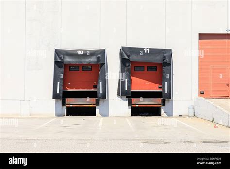 Truck Loading Dock With Overhead Door Dock Leveler Dock Seals And Canopy Stock Photo Alamy