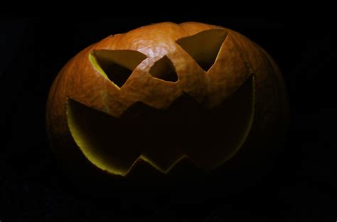 무료 이미지 밤 가을 유령 같은 주황색 호박 할로윈 어둠 원 잭 오 랜턴 무서운 휴가 제철의 제등 조각 또는 장식물 전통적인 장난 턱