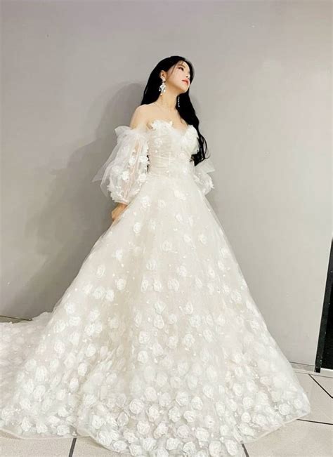 패션엔 마마무 솔라 오늘 무슨날 신부같은 화이트 오프숄더 드레스룩