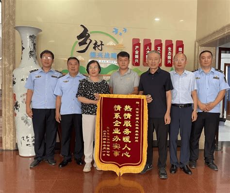 【新闻播报】热情服务暖人心，情系企业办实事——顺义区农业农村局助企纾困获赠锦旗执法人员家禽一面