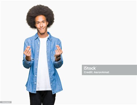 젊은 아프리카계 미국인 남자 손으로 아프로 머리 하 고 돈 제스처와 급여 지불 백만 장 자의 비즈니스에 대 한 요구 가리키기에 대한 스톡 사진 및 기타 이미지 Istock
