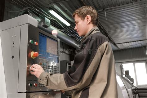 El Trabajador Quita La Pieza De La M Quina Del Torno Del Cnc Torno Para Perforar Con La