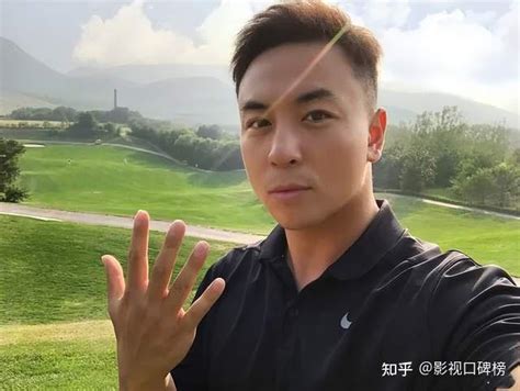 释小龙打高尔夫球抽雪茄，衣服都掩盖不住的肌肉线条，见证了自律 知乎